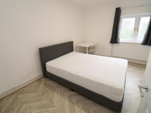 Bright double bedroom near Caledonian Park Has a Room