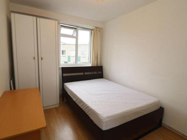 Bright double bedroom near Mile End Park Has a Room