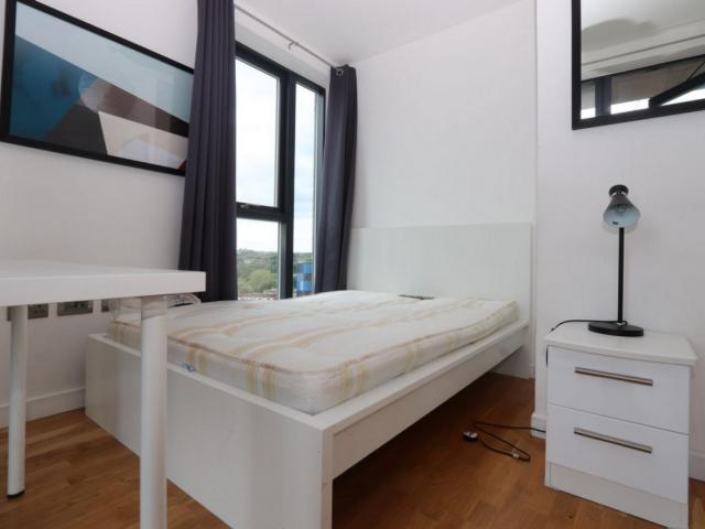 Bright double bedroom with balcony close to Greenwich train station Has a Room