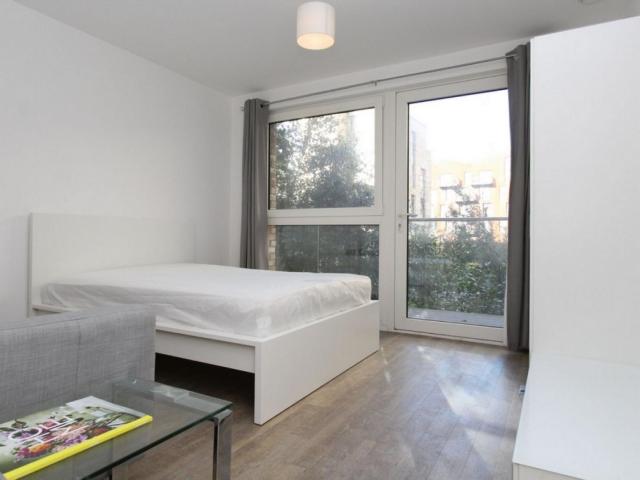 Bright double bedroom with balcony close to Surrey Quays Overground Has a Room