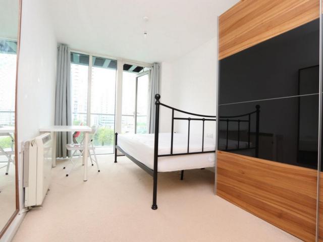 Bright double bedroom with balcony in the Isle of Dogs Has a Room