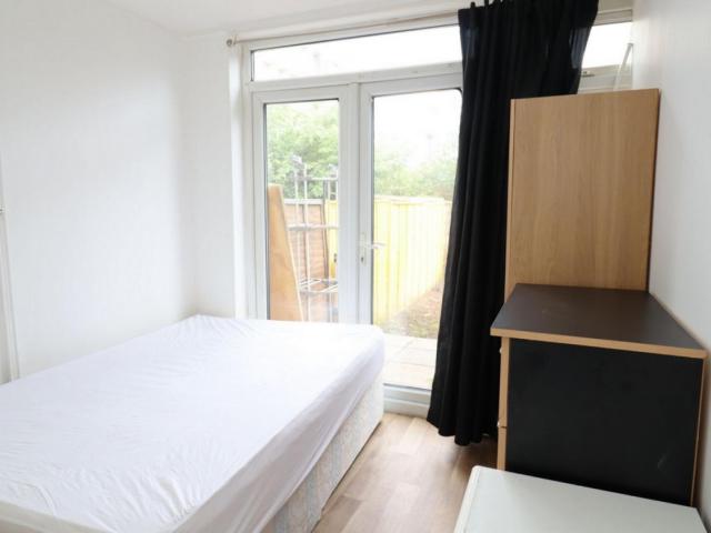 Bright double bedroom with outdoor area close to Bethnal Green train station Has a Room
