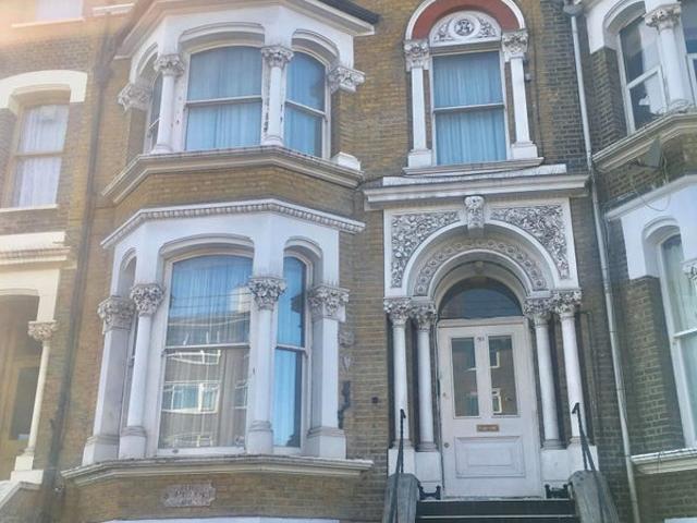 Bright Double Bedsit in Stockwell Most Bills Inc
