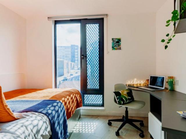 Bright double ensuite bedroom close to the Old Market Square