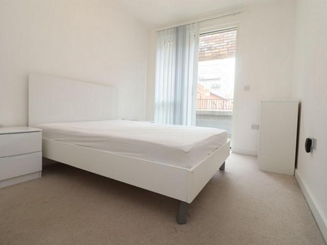 Bright double ensuite bedroom near the University of East London Has a Room
