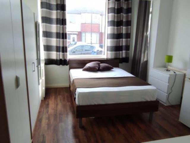 Bright double ensuite room near Golders Green Station Has a Room