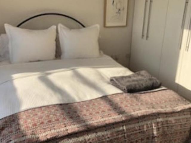 Bright double room in zone 1, 10 minutes from London Bridge station. Fabulous roof garden