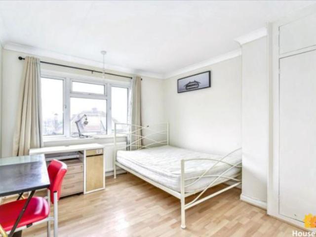 Bright Double Room + Office + Private Bathroom | Quiet Chesham Home