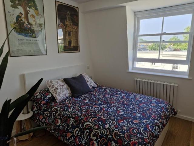 Bright double room with ensuite in Little Venice