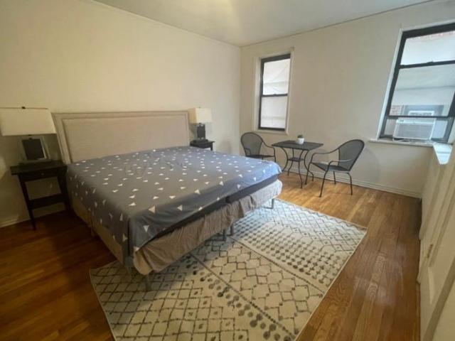 Bright King size room in quiet queens apartment