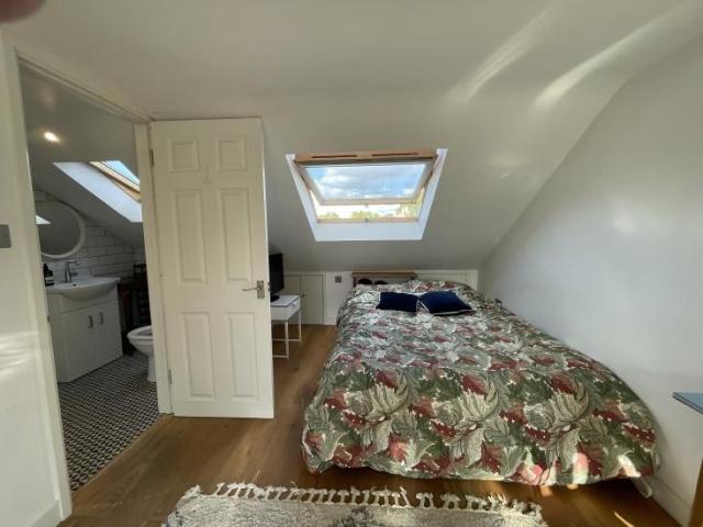 Bright king size room, with ensuite, kitchenette