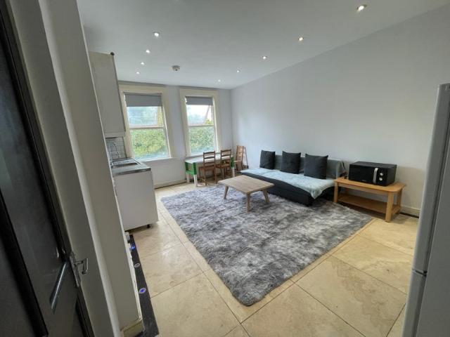 Bright one bed room flat in NW2 5EY