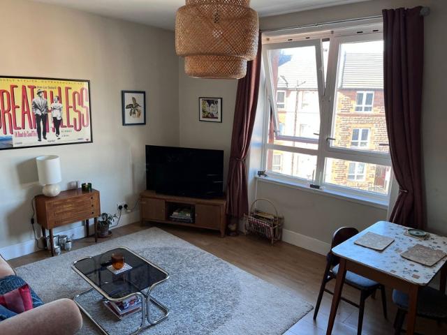 Bright One Bedroom Flat in G14