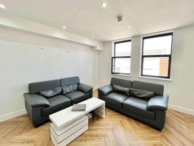Bright & Modern Ensuite Room – City Centre 3 Bed Flat Share £800 pcm | Stylish Ensuite | Bills & Council Tax Included Ensuite 2