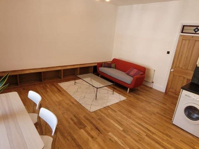 Bright, modern, huge living room, 7 mins from tube