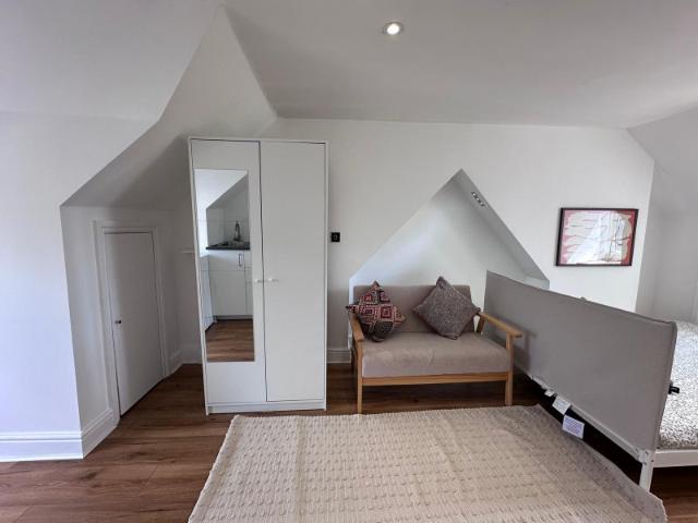 Bright & Modern Studio Flat in Ealing