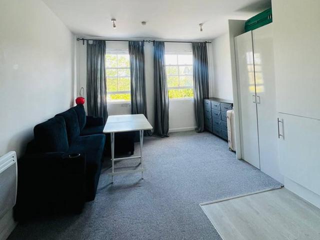 Bright & Modern Studio Flat in East Sheen