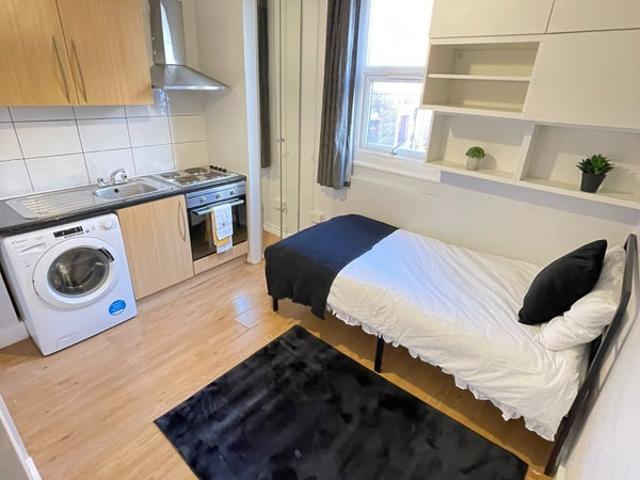 Bright & Modern Studio Flat in Seven Sisters