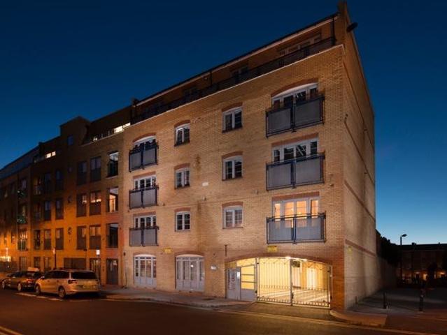 Bright, modern two double bed flat for rent