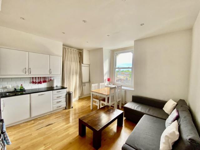 Bright, Modern Top Floor Apartment in Brixton