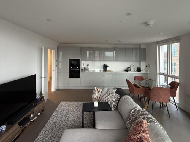 Bright,modern 2 bed new build flat near river & CJ