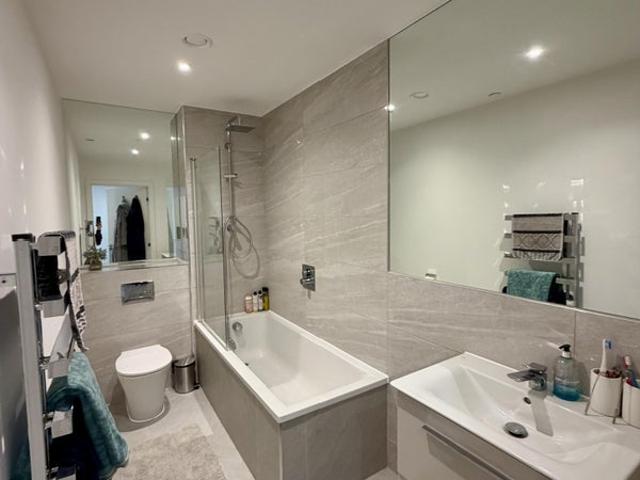 Bright,modern 2 bed new build flat near river & CJ