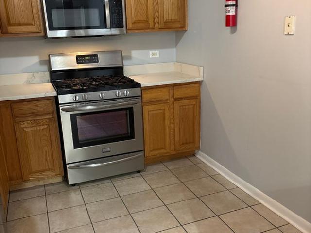 Bright Modernized 1BR Apartment in Downtown Skoki