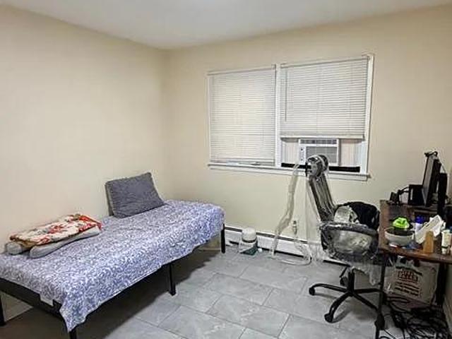 Bright Master bedroom w/ Private bath Grove St
