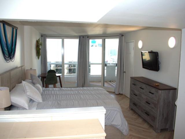 Bright Master Suite w/ Balcony Edgewater, Miami