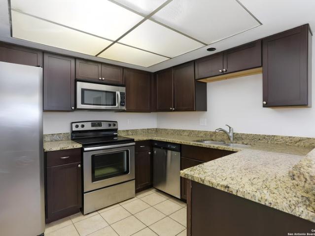 Bright San Antonio Home with Dining Area & Upgrade