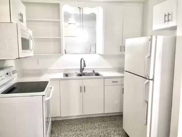 Bright Sarasota 3br 2 ba 2100/ mo. Quiet Location, Includes La.