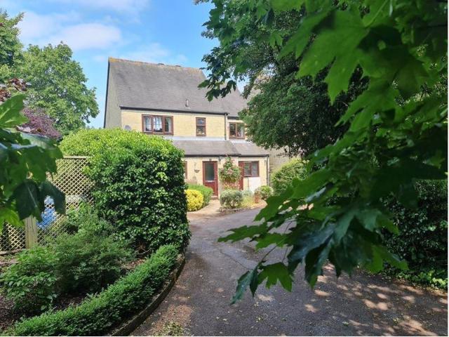 Bright, self contained furnished 1 bedroom flat