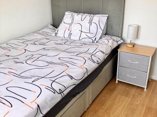 Bright Single Room with Large Private Bathroom, Off Road Parking & Storage – Ideal Weekday Base