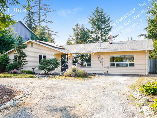 Bright & Spacious 3 Bed home in Anacortes!