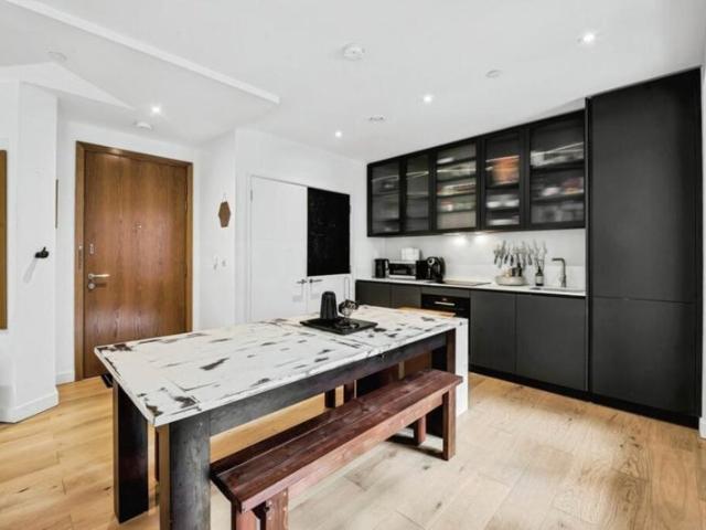 Bright spacious 1 bed apartment w/balcony