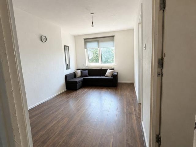 Bright & Spacious 1 Bedroom Flat Available