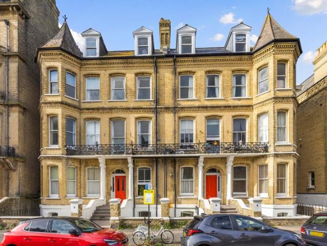 Bright, Spacious 2 Bedroom flat near Hove Seafront