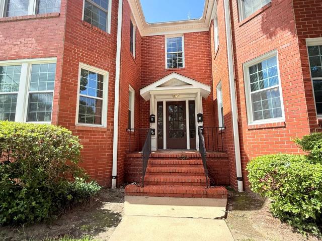 Bright & Spacious 2BR Unit w/ Bay Windows!