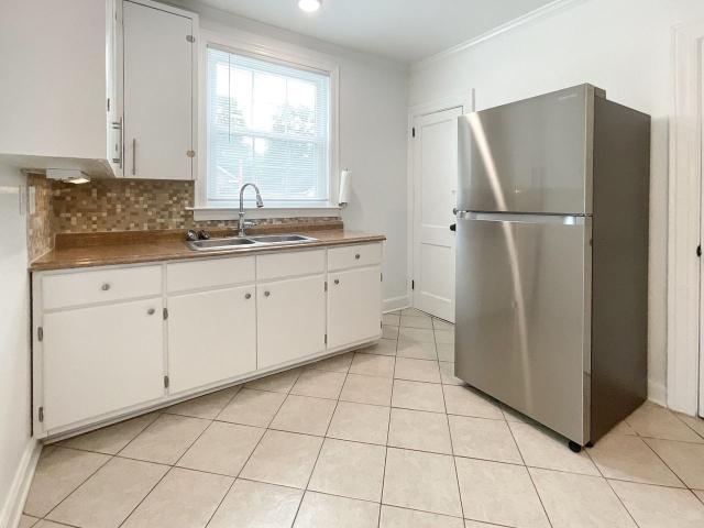 Bright & Spacious 2BR Unit w/ Bay Windows! 2 Bedroom Apartment for Rent at 735 E 52nd St, Savannah, GA 31405 Ardsley Park Chatham Cresent