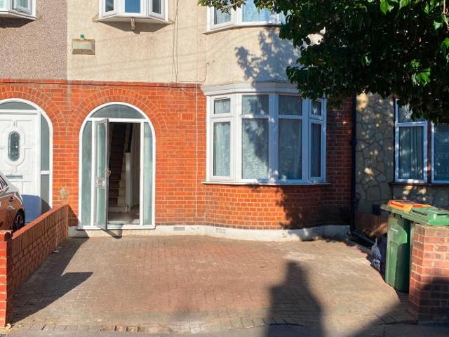 Bright spacious 4 bedroom open plan kitchen