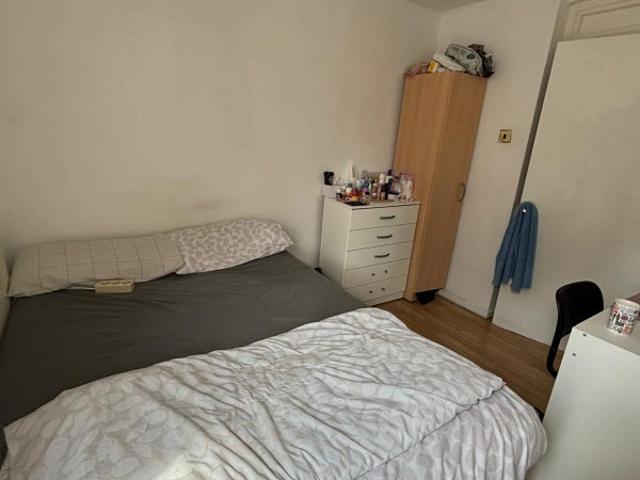 Bright spacious 4 bedroom flat available in E3