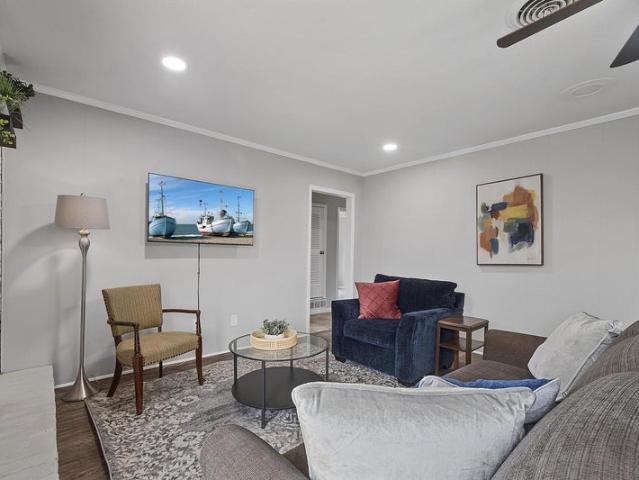 Bright & spacious 6 bedroom retreat in Benbrook