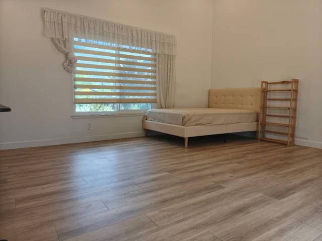 Bright, Spacious Furnished Room – Utilities Includ