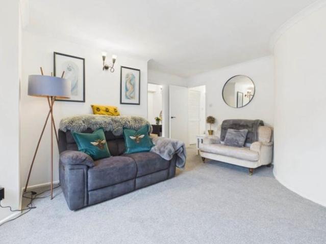 Bright & Spacious One Bedroom Flat in City Centre