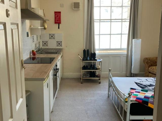 Bright Spacious Studio on Regency Square