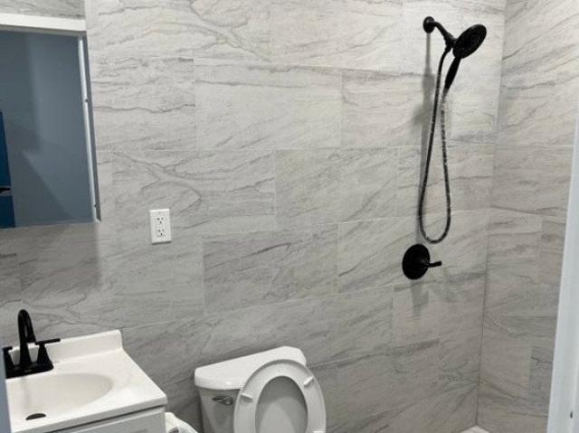 Bright, Spacious Room w/ Private Bathroom