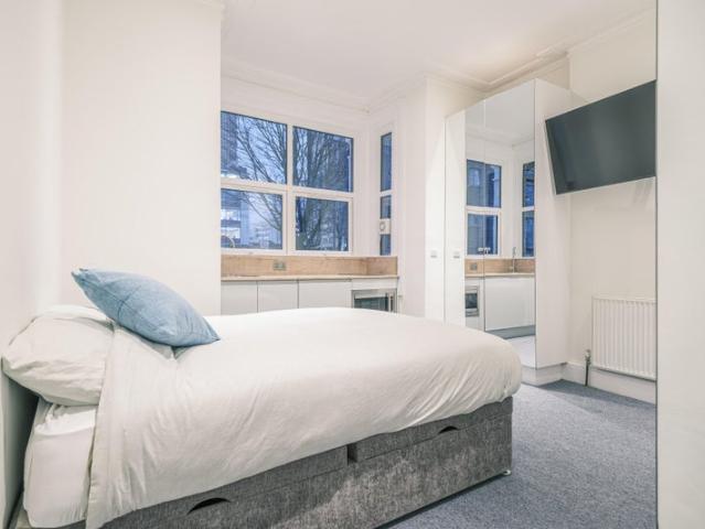 Bright Studio near White City Station