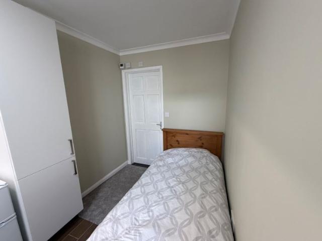 Bright Studio Flat | All Bills Included | IG5 0AY