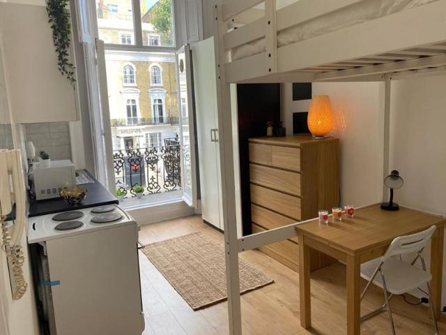 Bright studio flat with balcony