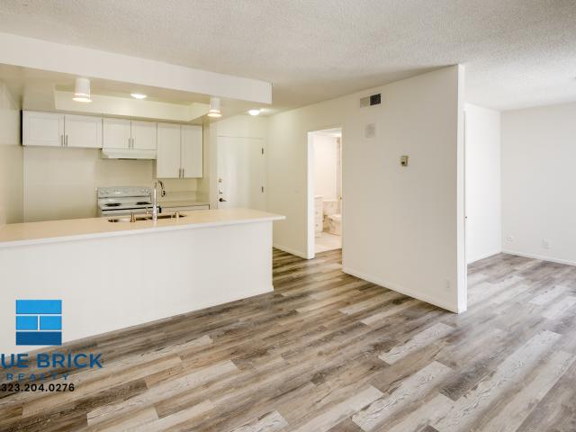 Bright Studio with Balcony in Central Los Angeles